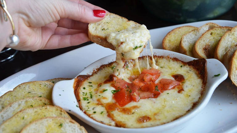 Olive Garden reinvented the cheese pull with one appetizer we wish ...