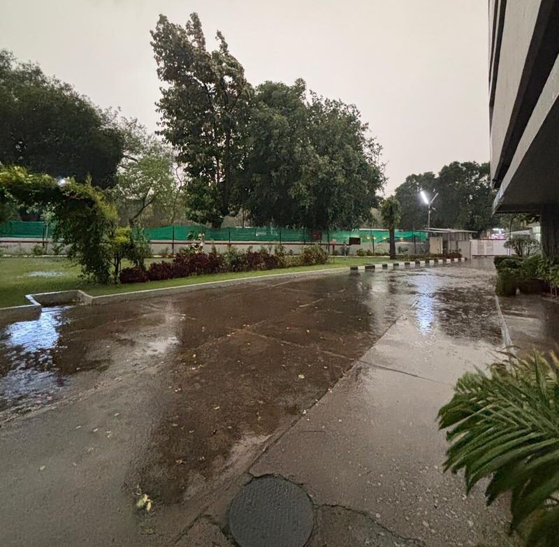 Weather alert: Morning turns into night as storm, lightning plunge ...