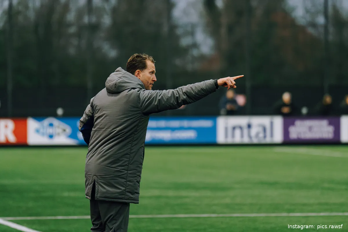 Feyenoord O19 houdt titeldroom levend na krankzinnige mini-Klassieker