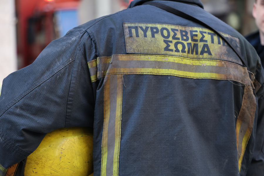 Φωτιά τώρα σε εργοστάσιο ελαστικών στην Πάτρα (Εικόνες - Βίντεο)