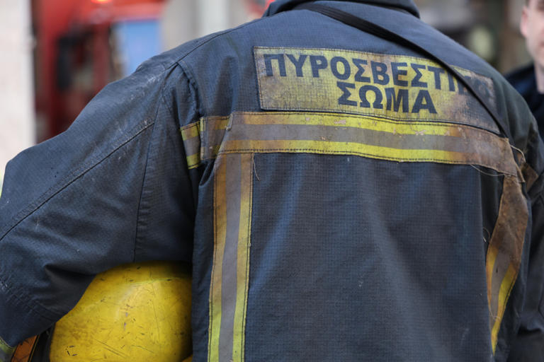 Φωτιά τώρα σε εργοστάσιο ελαστικών στην Πάτρα (Εικόνες - Βίντεο)