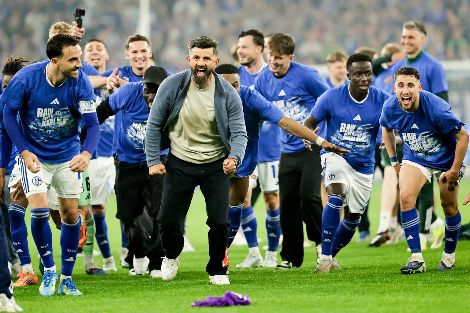 Schalke steigt auf +++ Arsenal setzt ManCity unter Druck +++ Barça kurz ...