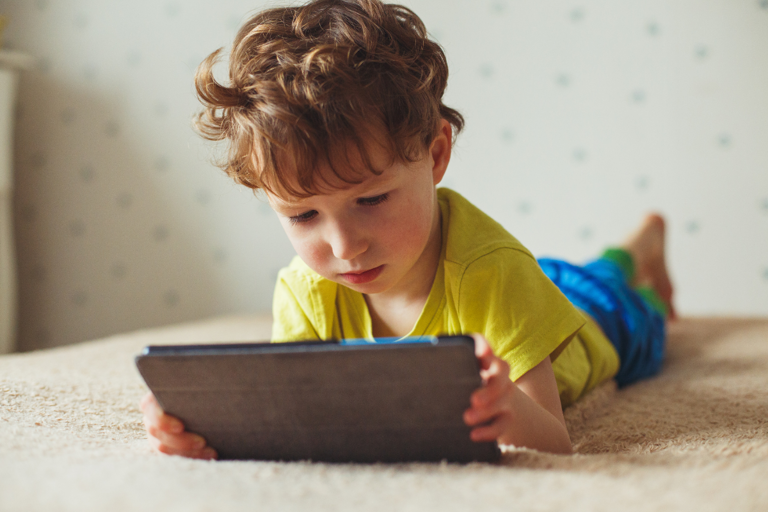 Doctors reveal the screen time limit for every age – and most UK two ...