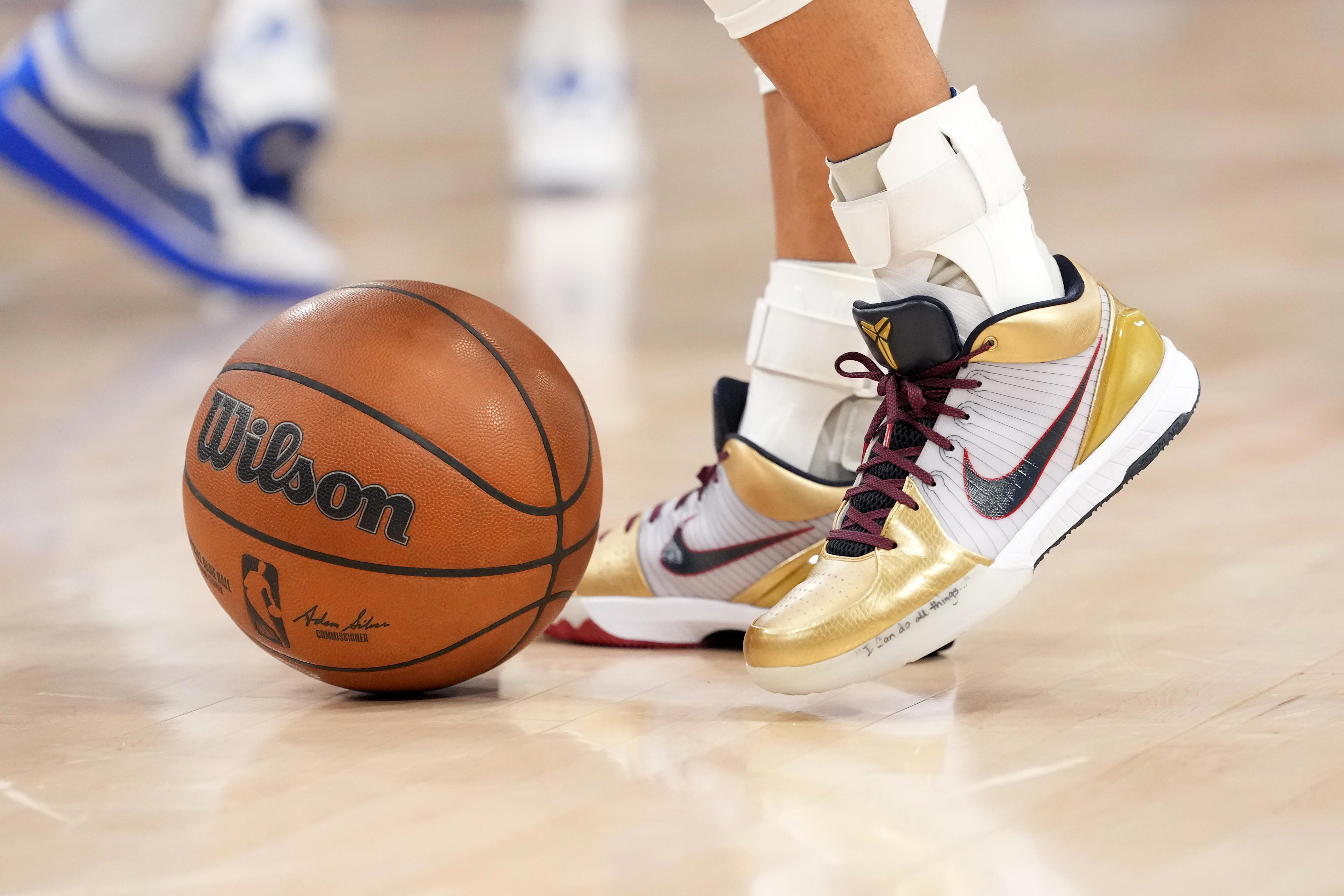 Steph Curry's sneaker free agency auction raises $1.7 million for charity