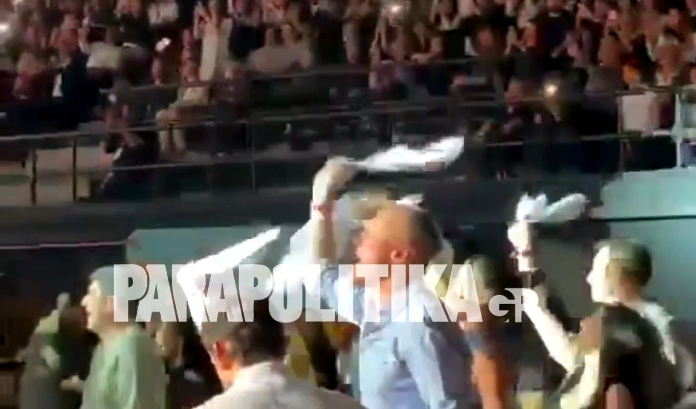 O Σαρούνας Γιασικεβίτσιους στη συναυλία του Αντώνη Ρέμου στη κατάμεστη ...
