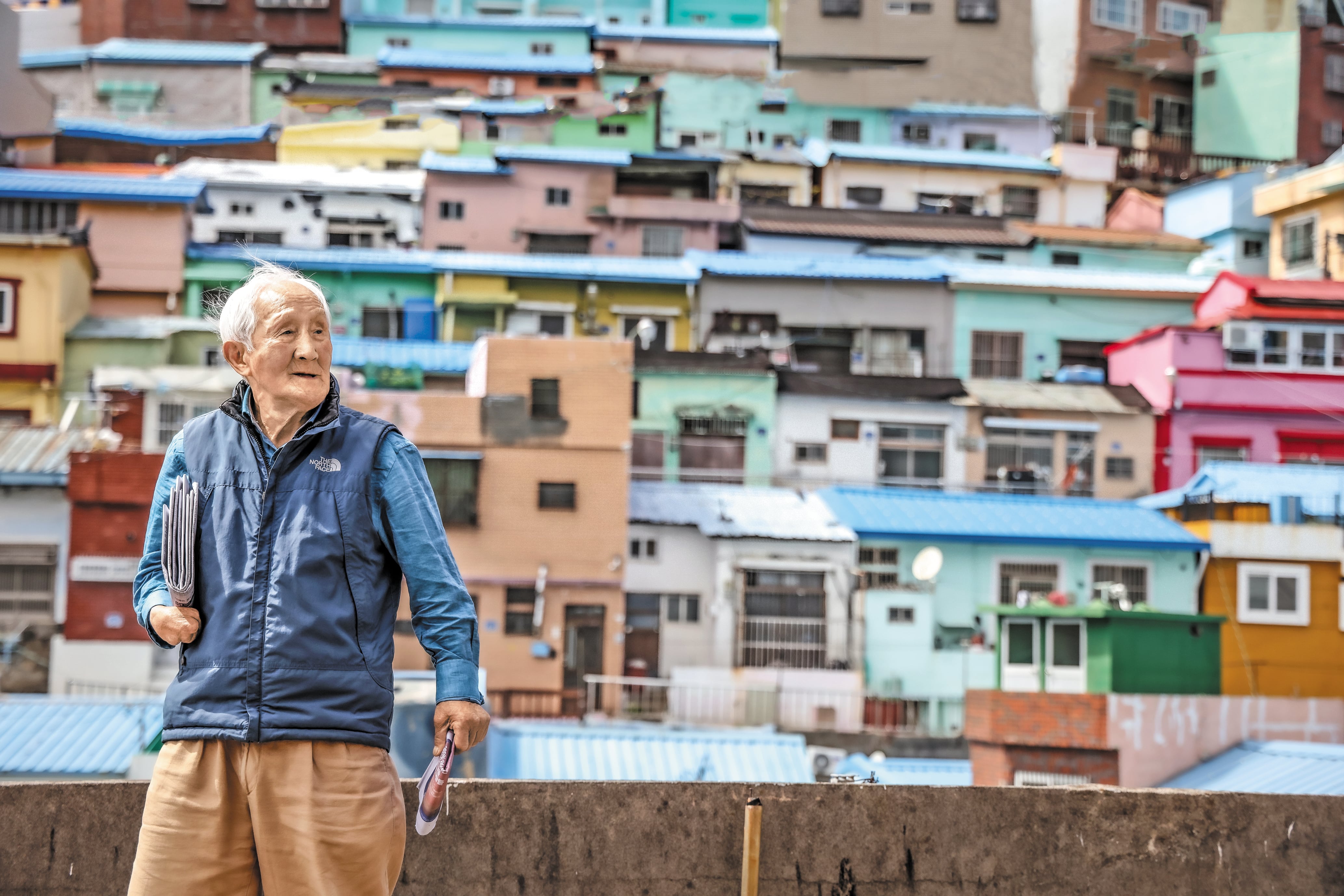 94-year-old newspaper deliverer: 'Books enrich the spirit'