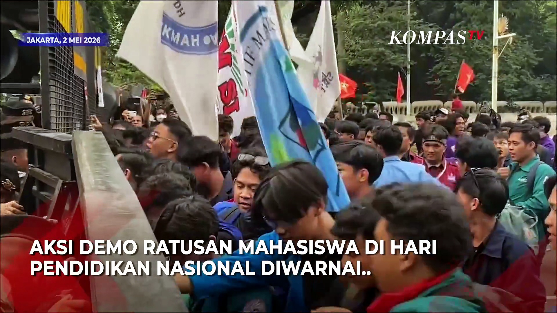 Detik-detik saling dorong mahasiswa & polisi di Silang Monas, demo ...