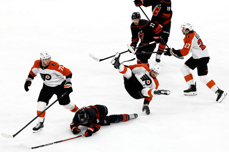 Flyers-Hurricanes Game 1: Dominant Carolina cruises to 3-0 win