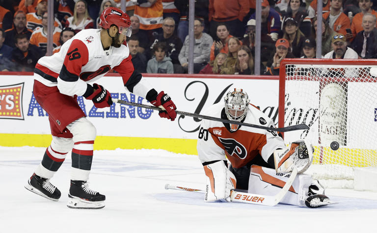 Flyers-Hurricanes Game 1: Dominant Carolina cruises to 3-0 win