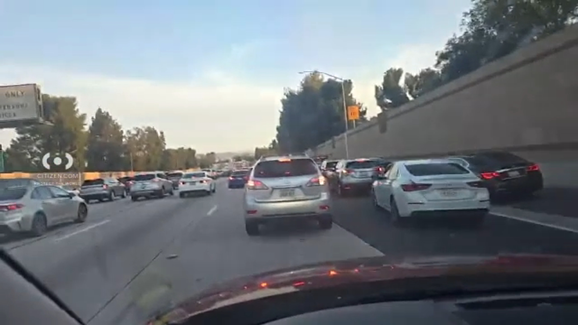 405 Freeway southbound reopens after brush fire in Sepulveda Basin ...