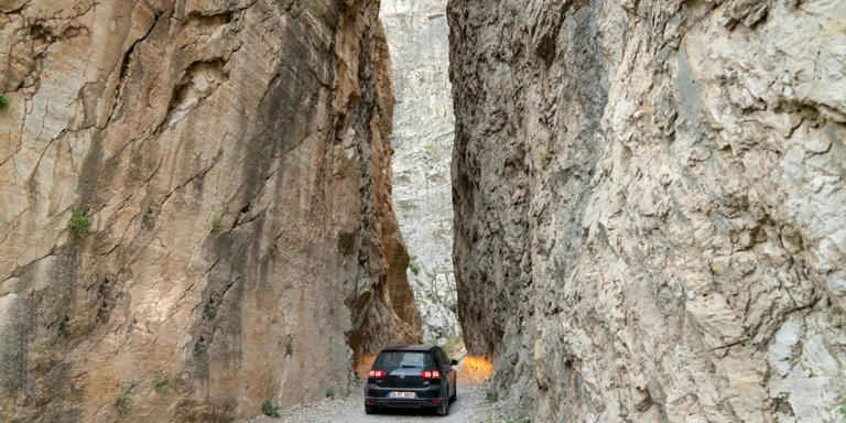 Ο δρόμος-εφιάλτης κοντά στην Ελλάδα που καταπίνει αυτοκίνητα - δεν ...