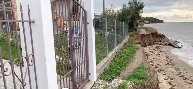 Καμίνια Πατρών: Ούτε να περπατήσουν οι λουόμενοι – Η θάλασσα «κατάπιε ...