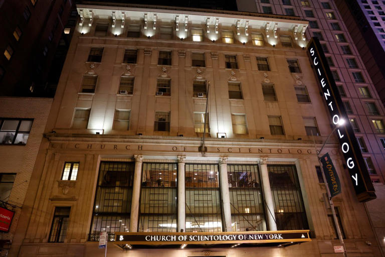 Mob of teens storms Times Square Scientology church amid viral 'speed ...