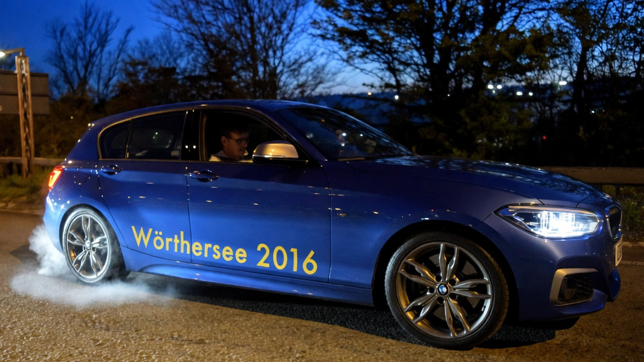 Plotselinge actie langs de weg terwijl blauwe auto een burnout doet