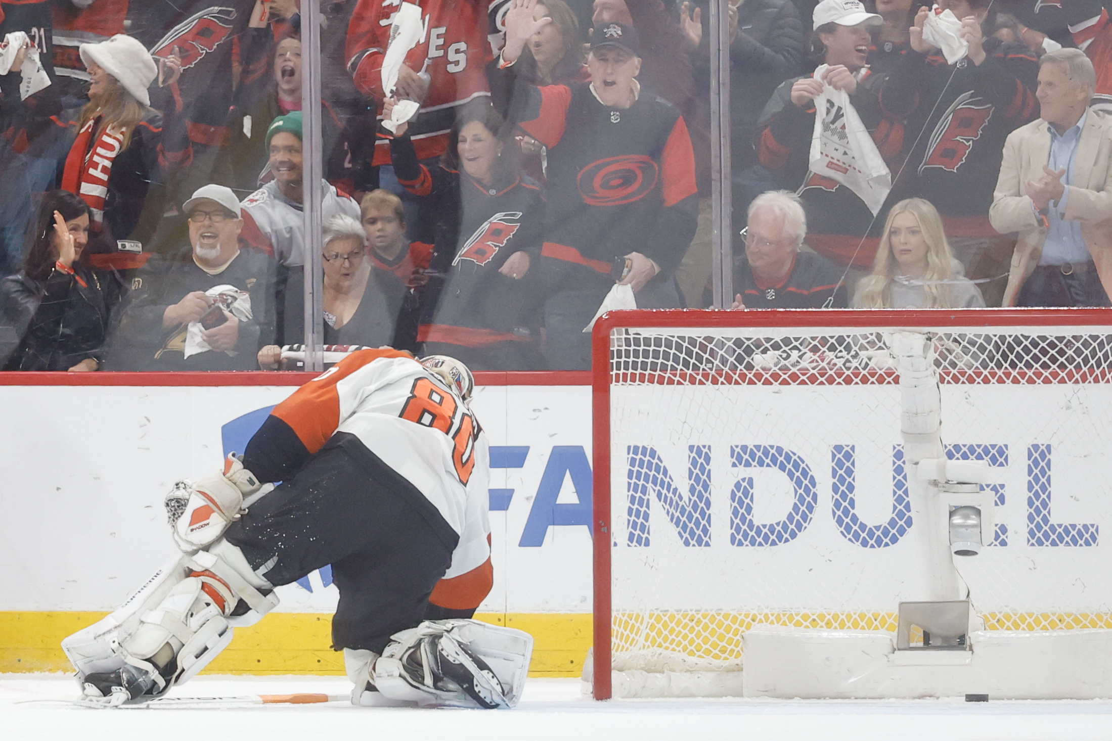 Flyers-Hurricanes Game 1: Dominant Carolina cruises to 3-0 win