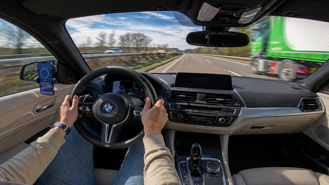 BMW M3 S55 Motor in einem 1er auf der Autobahn