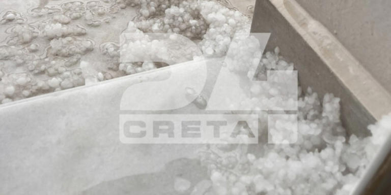 Ηράκλειο: Χαλάζι γέμισε μπαλκόνια και αυλές μέσα σε λίγα λεπτά