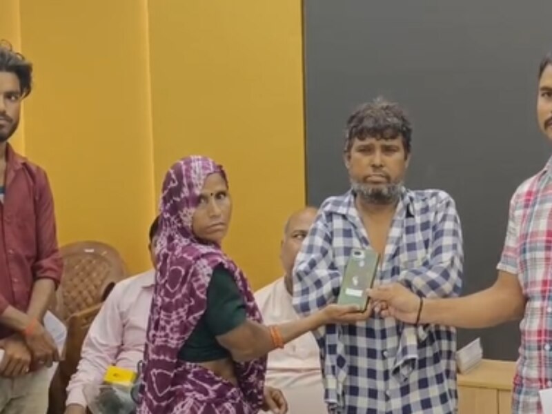 सोनभद्र पुलिस की टेक्नोलॉजी वाली जीत, 336 मोबाइल लौटे, लोगों के चेहरों ...