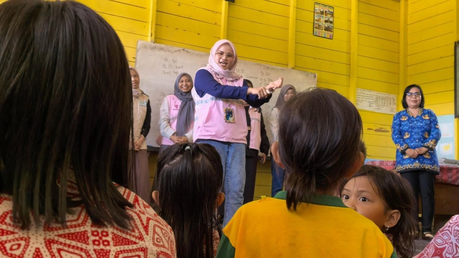 Srikandi PLN salurkan rak buku dan alat tulis untuk siswa SDN 1 Petuk ...