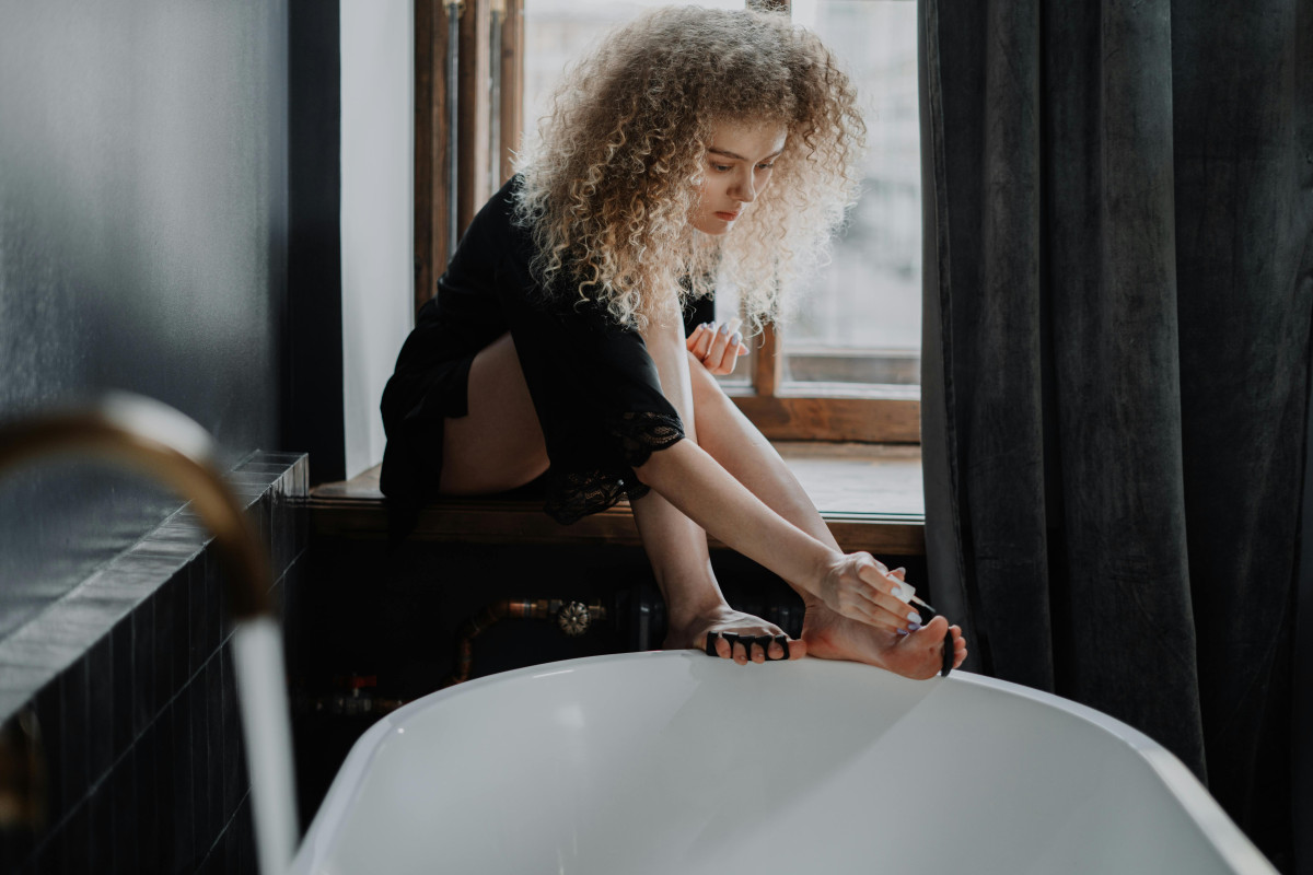 Soap pedicure: Η πιο κομψή τάση της άνοιξης που κάνει τα πόδια να ...