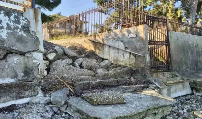 Καμίνια Πατρών: Ούτε να περπατήσουν οι λουόμενοι – Η θάλασσα «κατάπιε ...