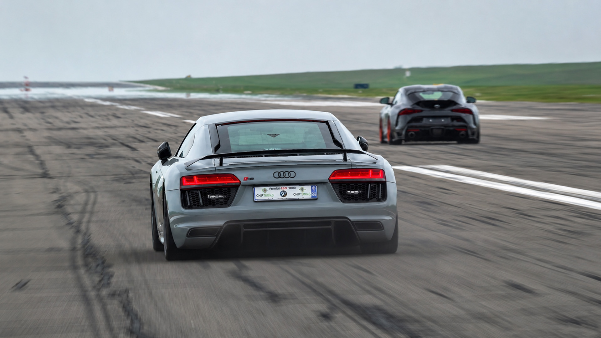 Toyota Supra vs Audi R8 acceleratietest op een airstrip