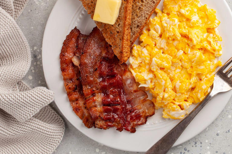 This is how you should cook bacon on the stovetop, according to a food ...