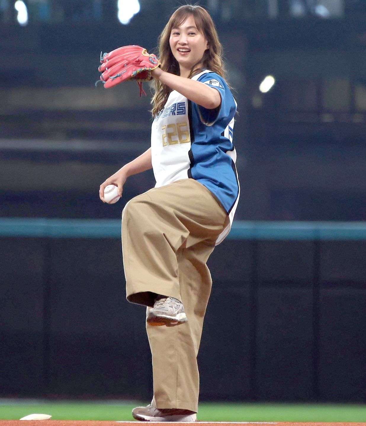「41歳とかウソだろ」エスコン始球式を沸かせた人気タレントの“変わらぬキュートさ”に脚光 「ずっと可愛すぎ」「ほんと美人さんよね」