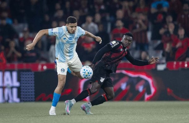 Entre fumaça e expulsões, Athletico e Grêmio empatam sem gols na Arena ...