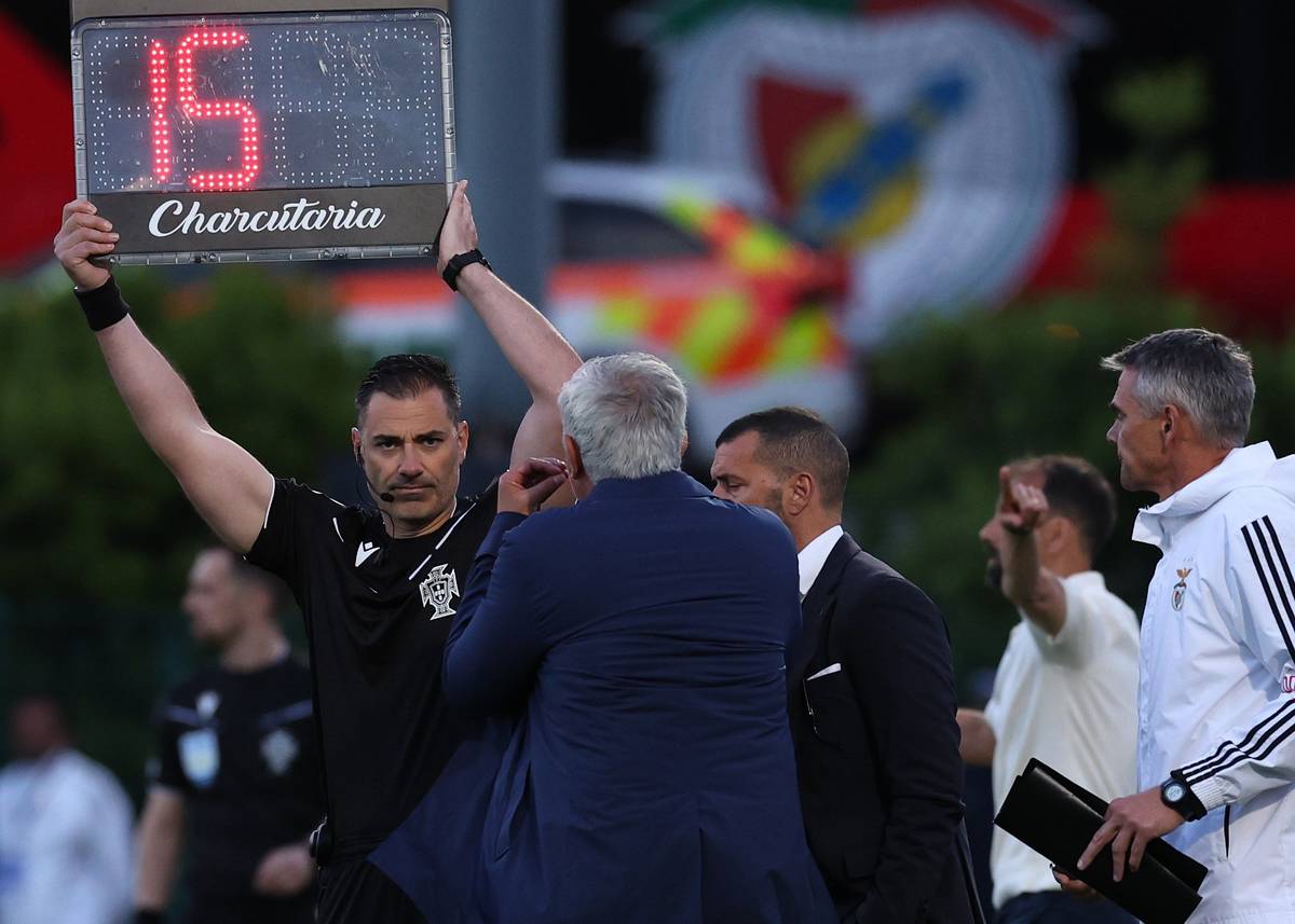 Benfica oferece prémio de homem do jogo ao árbitro