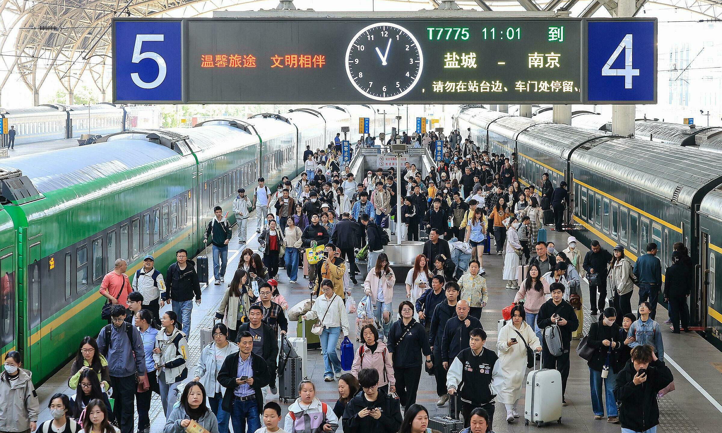 China railway handles record 24.8 million passengers on May Day