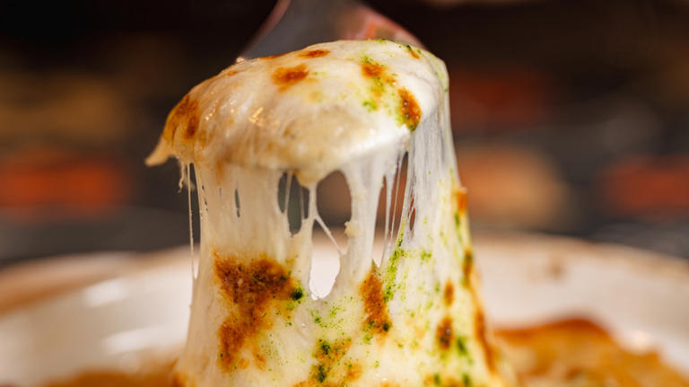 Olive Garden reinvented the cheese pull with one appetizer we wish ...