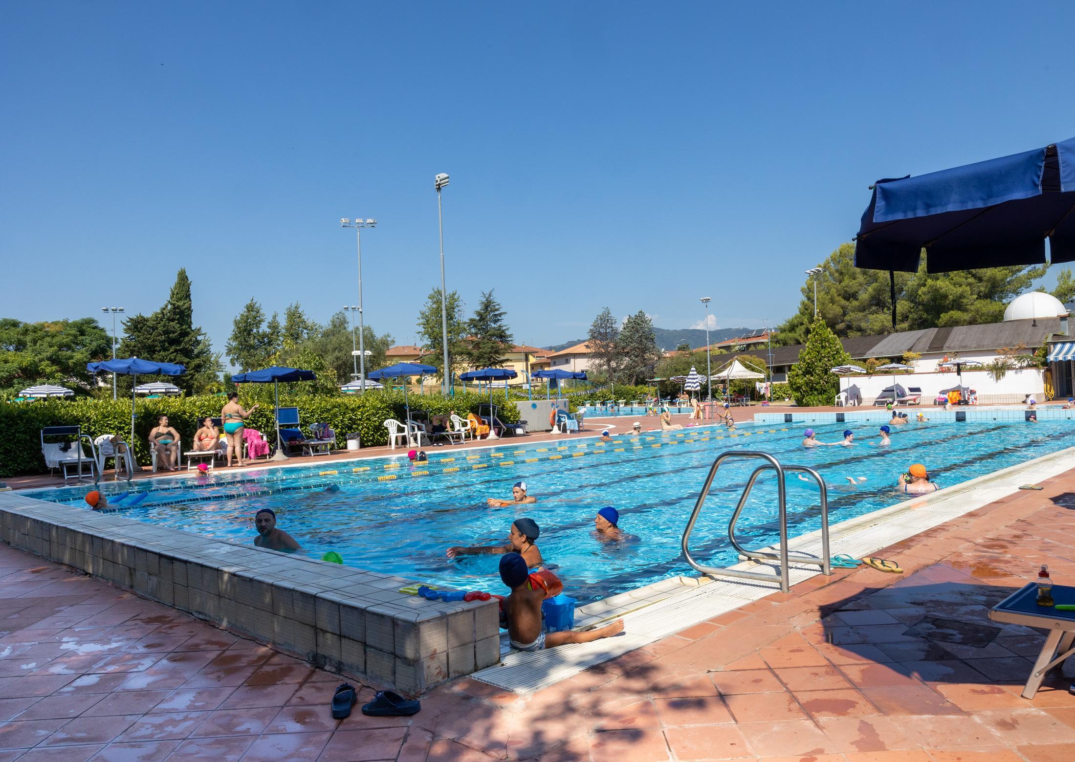 Caso piscina comunale. Duro botta e risposta