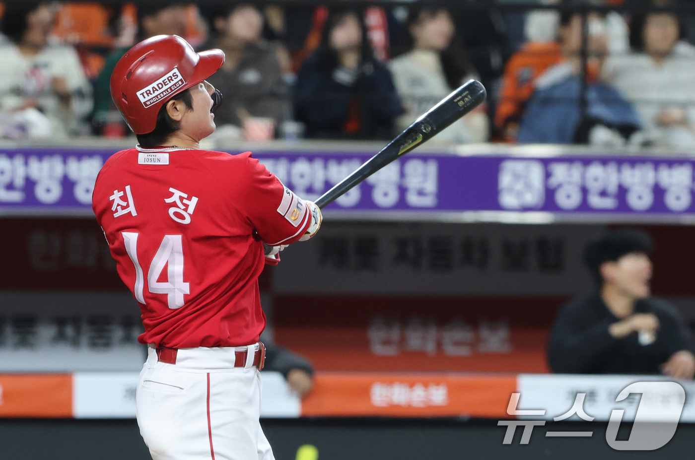 SSG 최정, KBO리그 최초 21시즌 연속 두 자릿수 홈런까지 -2