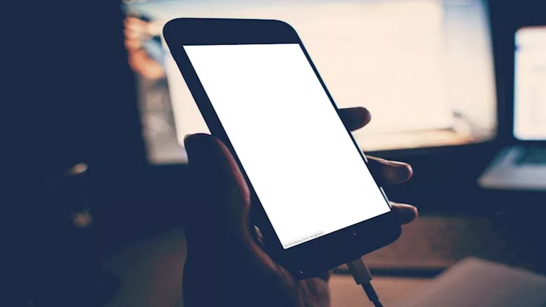 هل يؤثر استخدام الهاتف لساعات طويلة على عيون المراهقين؟