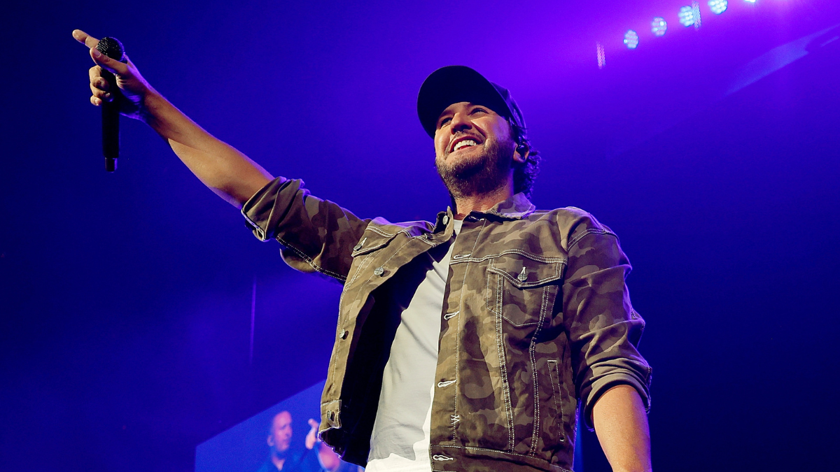 Luke Bryan shares stage with special guest during iHeartCountry Festival