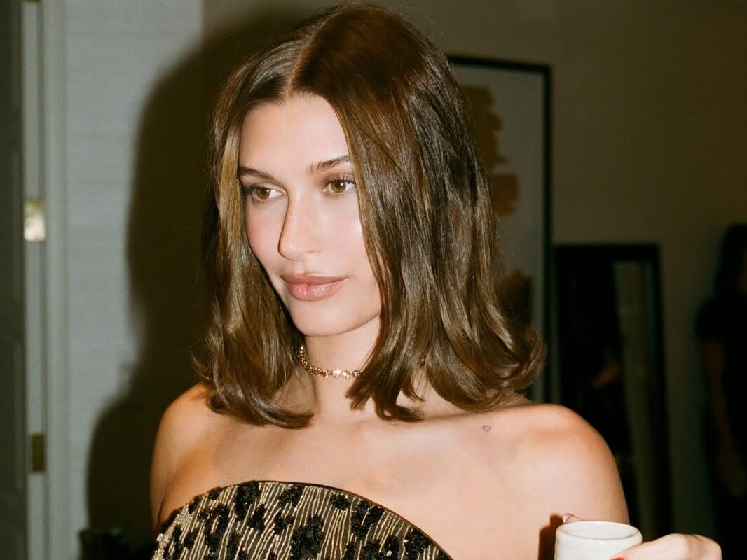 Hailey Bieber: Το '90s φόρεμα της Kelly Klein που έγινε το talk of the town