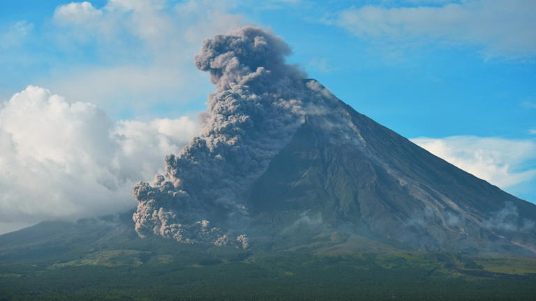 Mayon volcano erupts and sends a 4-kilometer pyroclastic flow racing ...