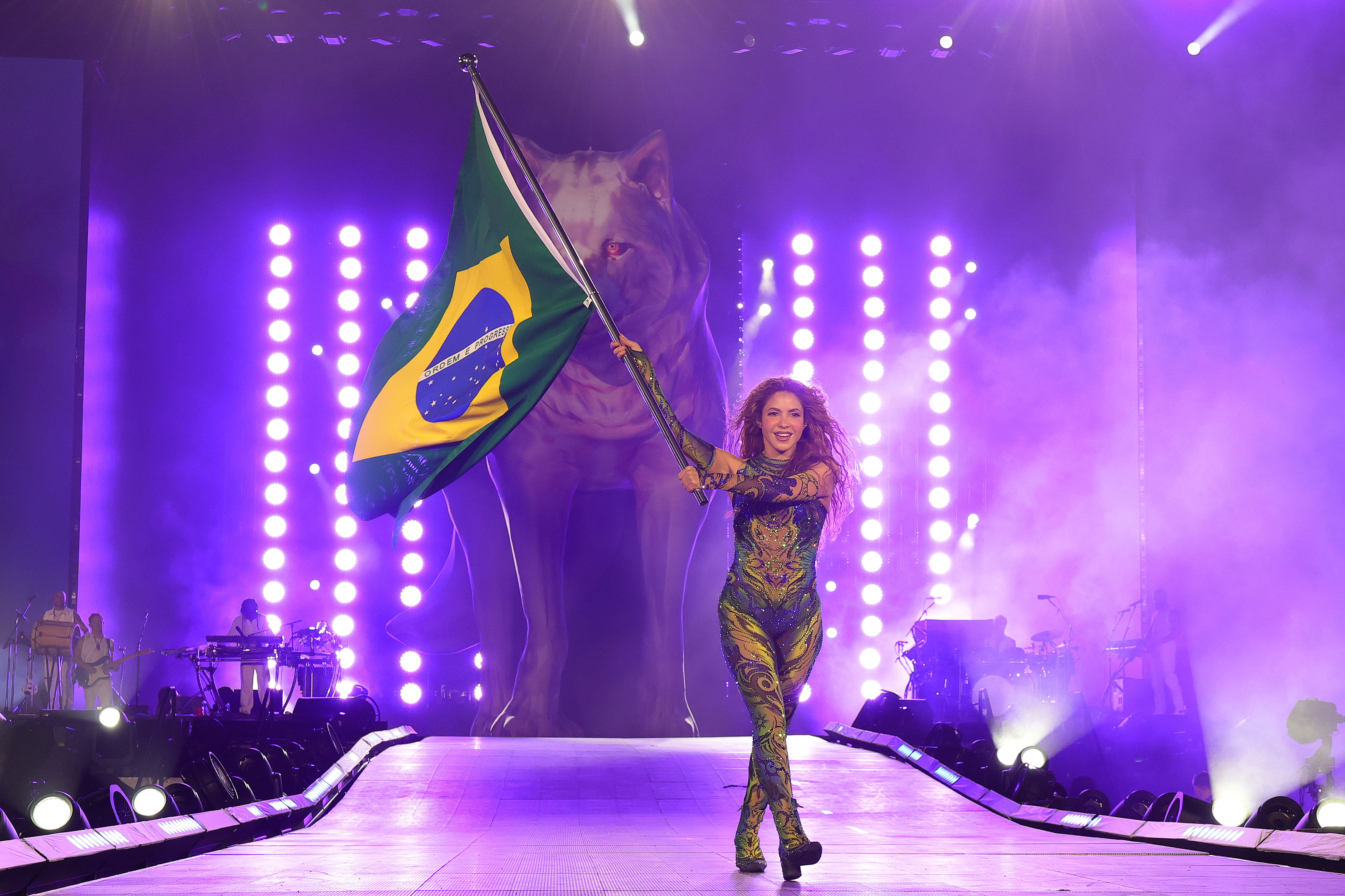 Shakira thrills a crowd of 2 million with free concert on Brazil’s ...