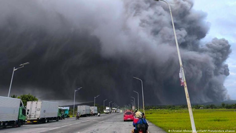 Philippines' Mayon volcano spews ash — pictures
