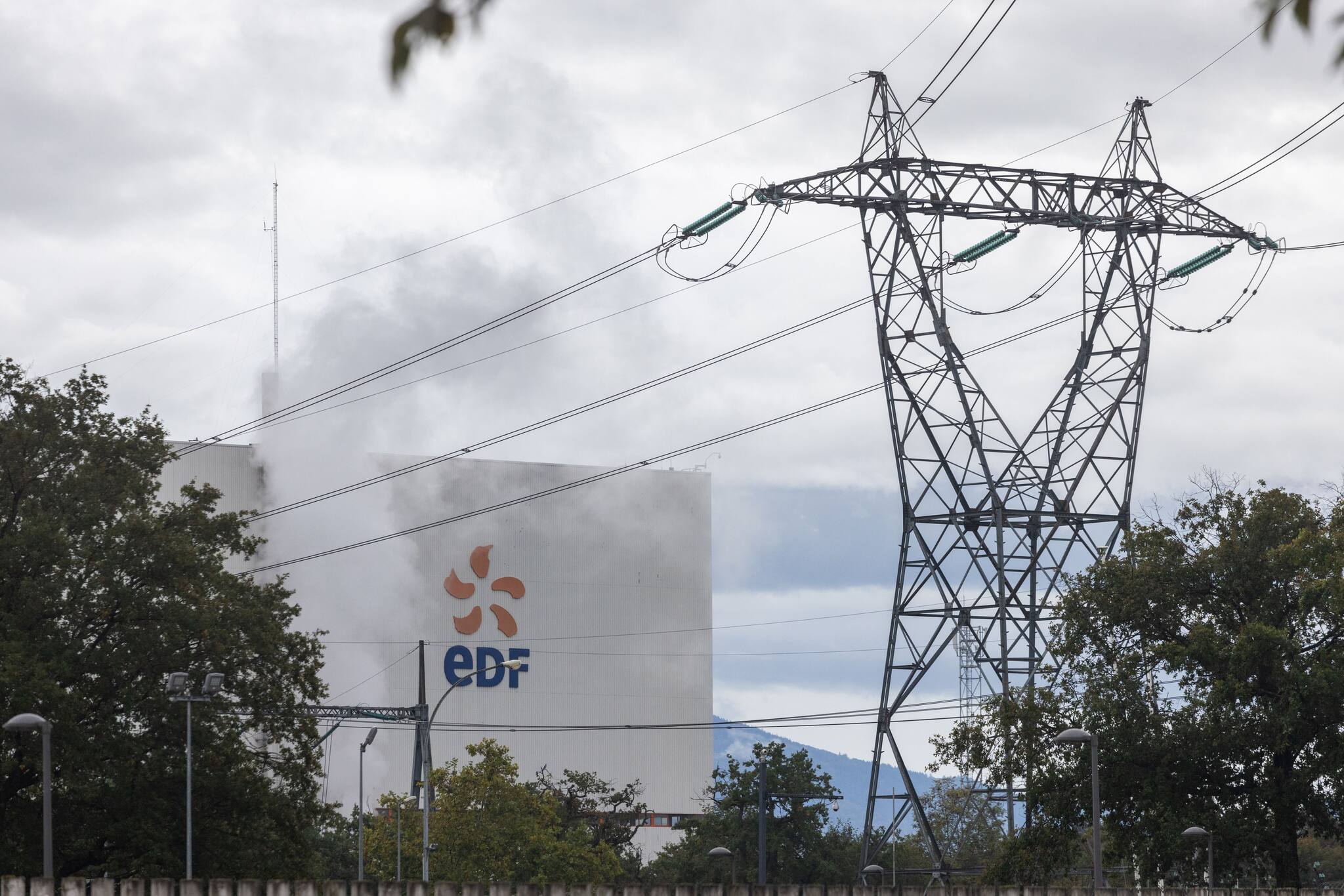 Nahe der deutschen Grenze: Paris genehmigt Rückbau von AKW Fessenheim