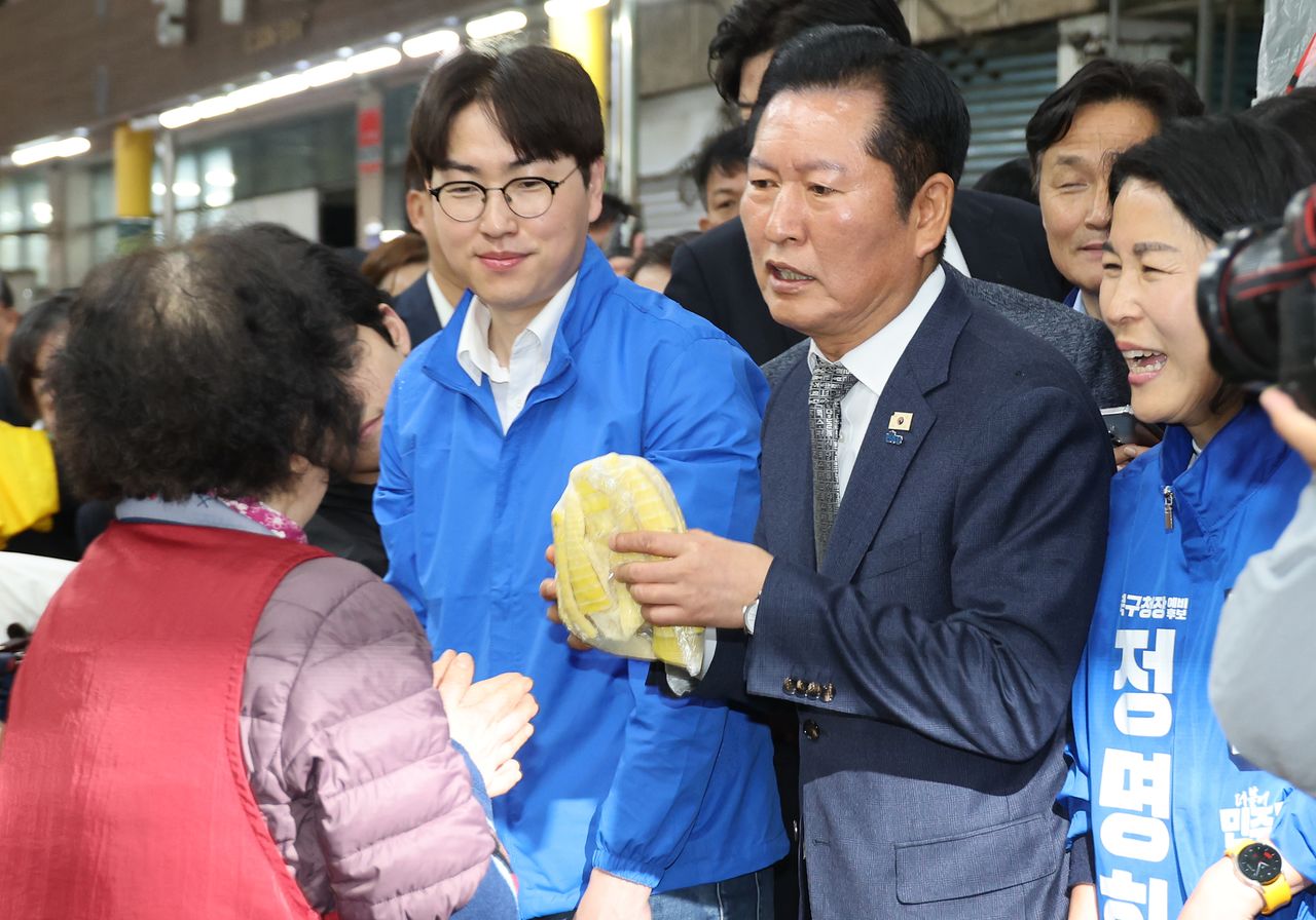 벌써 세 번째 PK행 정청래…“하정우 금의환향” “김경수 盧 적자”