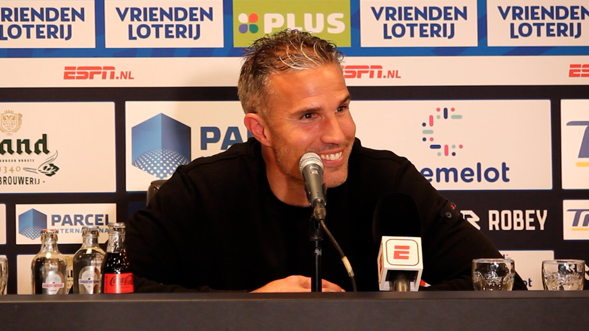 Van Persie reageert met lach op akkefietje tussen St. Juste en staflid