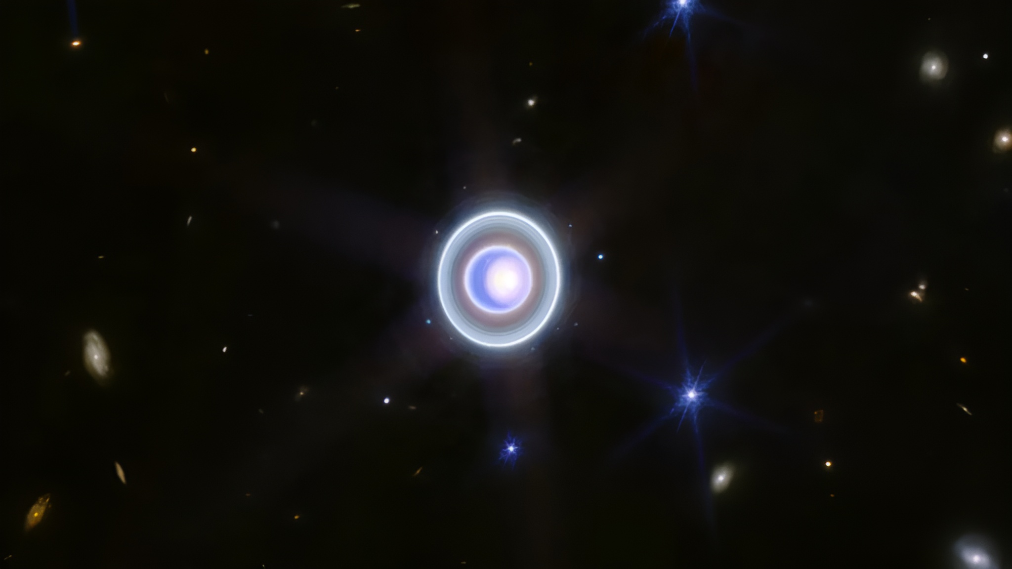Les deux anneaux externes mystérieux d’Uranus ont des origines très ...