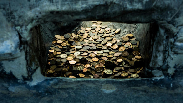 Metal detectorists unearth 3,150 Viking silver coins in Norway’s ...