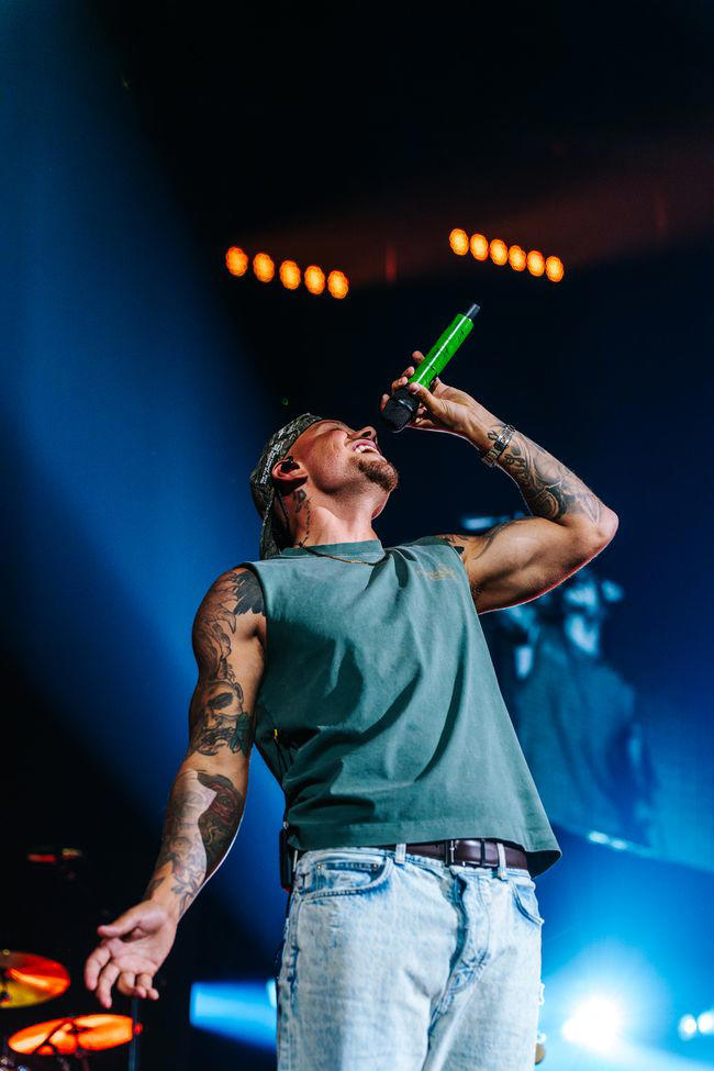 Kane Brown brings out one of his 'Famous Friends' at iHeartCountry Festival