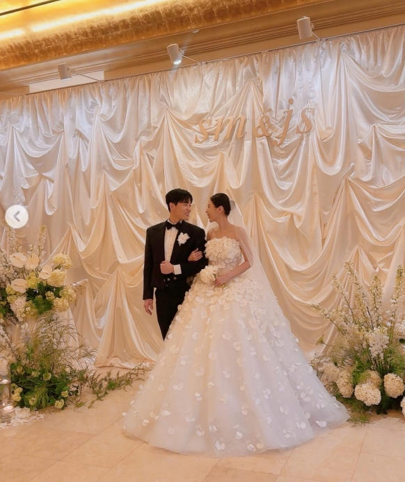 [전문] 신지, '♥문원'과 눈물의 결혼 소감 "온 마음 다해.. 진심 감사"