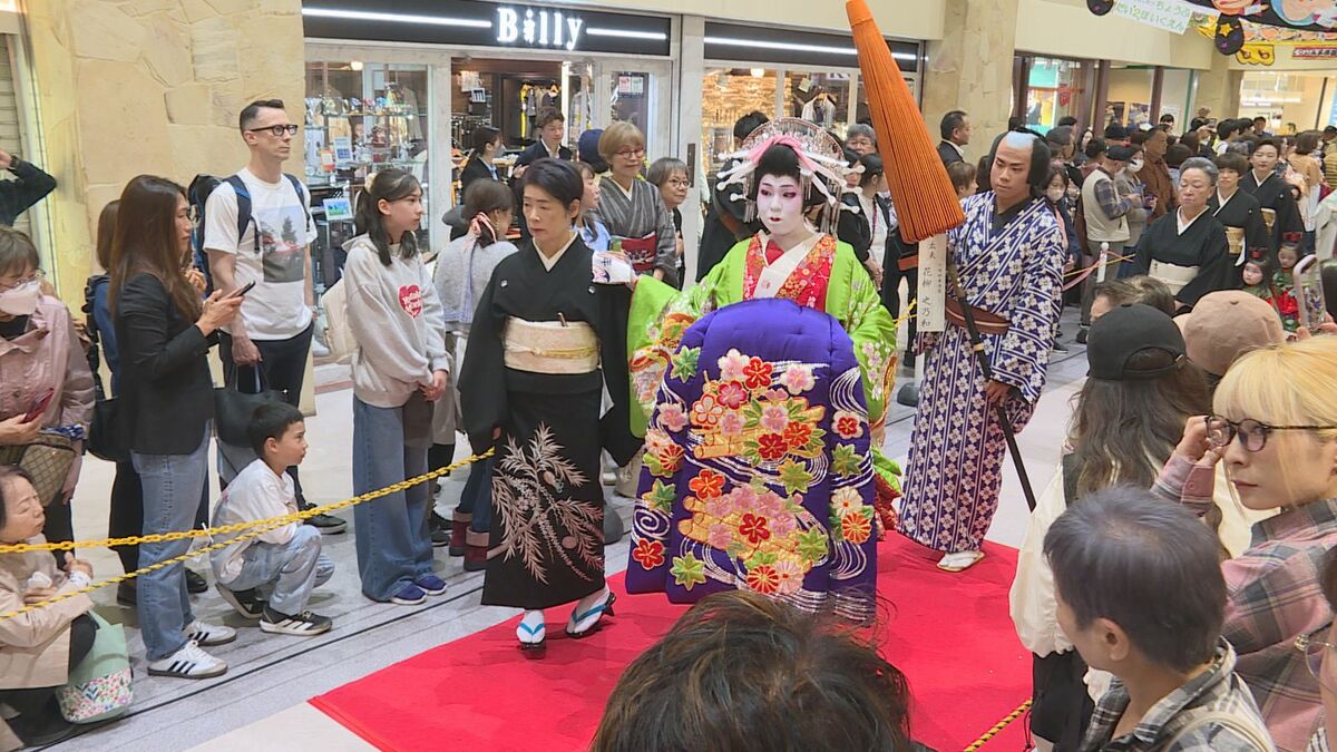 重厚な衣装で「外八文字」を披露 下関の伝統行事「先帝祭」 あいにくの雨も会場は熱気