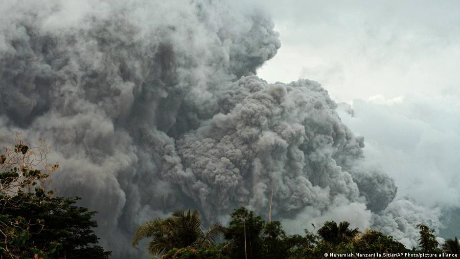 Philippines' Mayon volcano spews ash — pictures