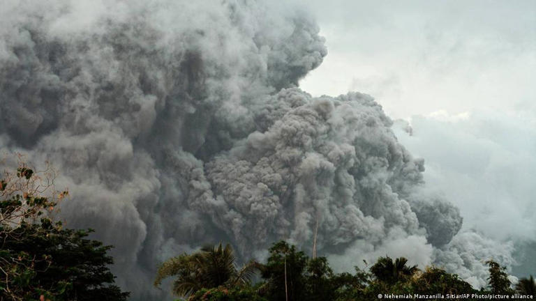 Philippines' Mayon volcano spews ash — pictures